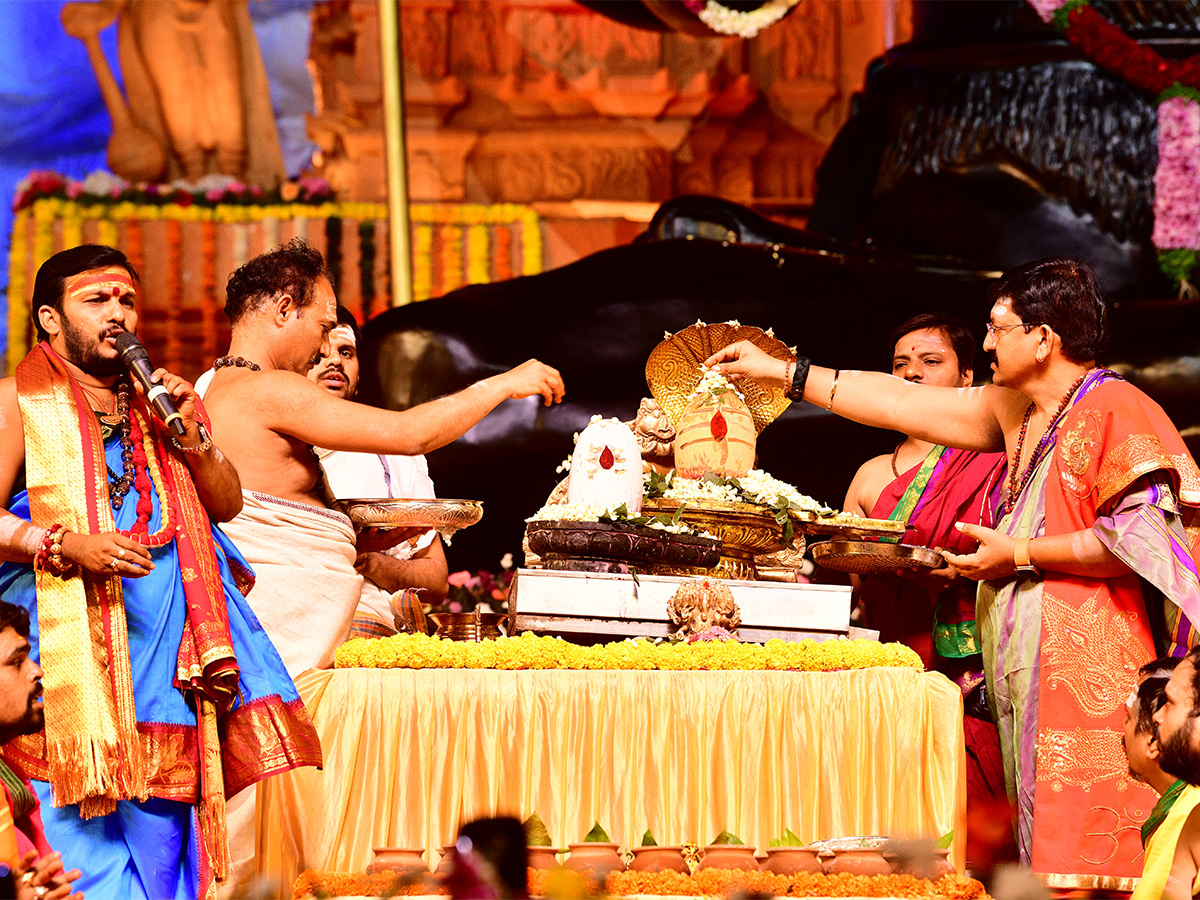 హైదరాబాద్ : ఎన్టీఆర్ స్టేడియంలో ఘనంగా కోటి దీపోత్సవం (ఫొటోలు) | Koti Deepotsavam 2023 In NTR ...